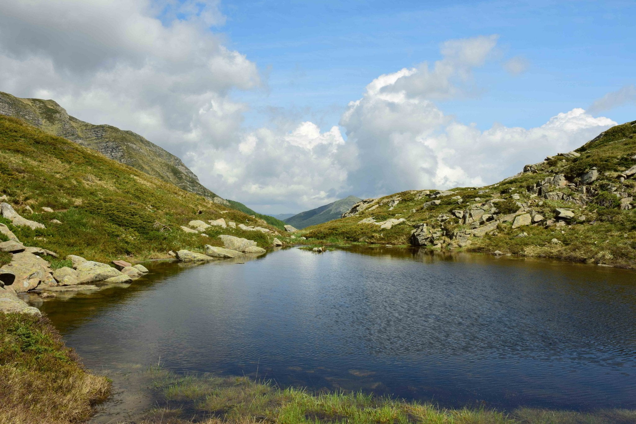 Trekking in Emilia Romagna: dal lago Baccio al monte Rondinaio, sull ...